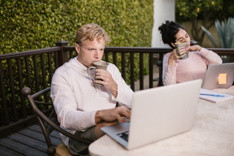 4 Amazing Benefits Of Coffee At The Workplace - Morning Lazziness